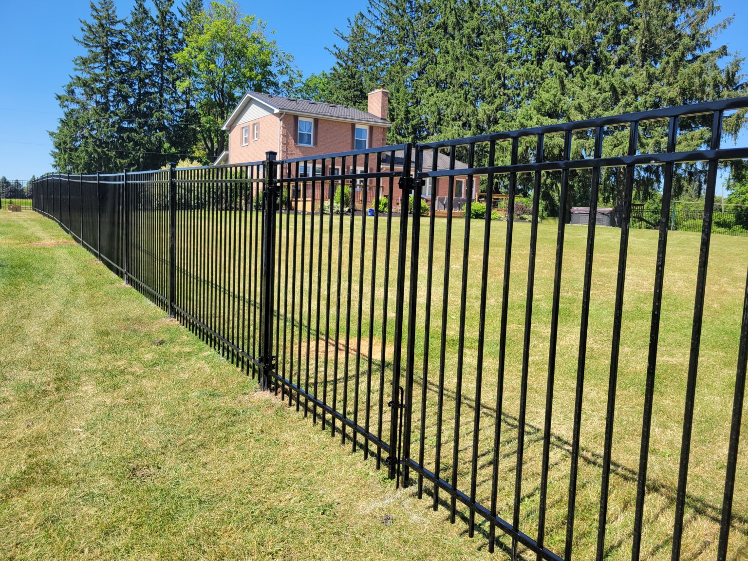Residential and Commercial Fence Contractors | Burlington Fence Ltd.