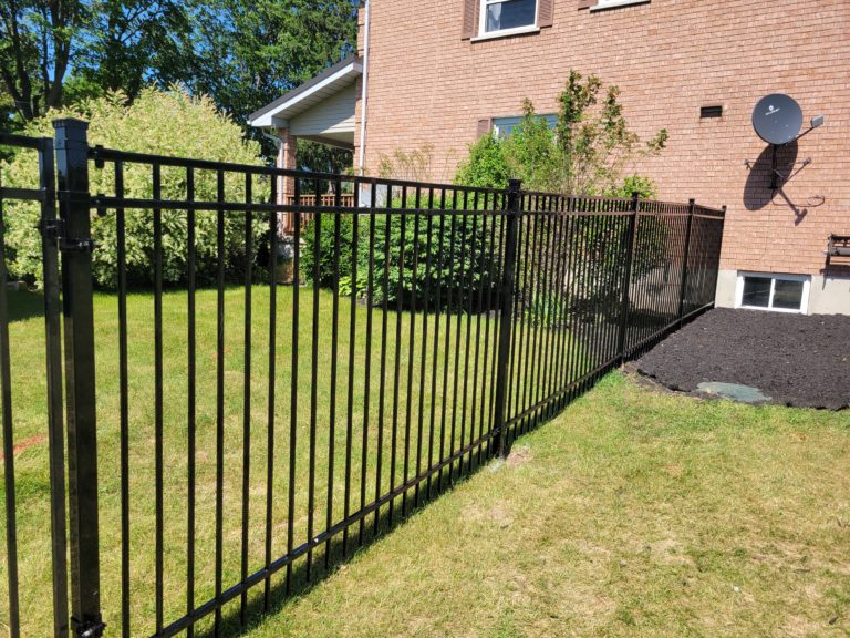 Residential and Commercial Fence Contractors | Burlington Fence Ltd.